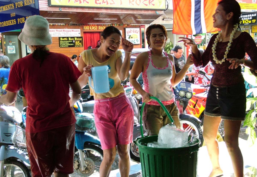 Pattaya i april - vannkrig og musikkfestival - Thailands Tidende